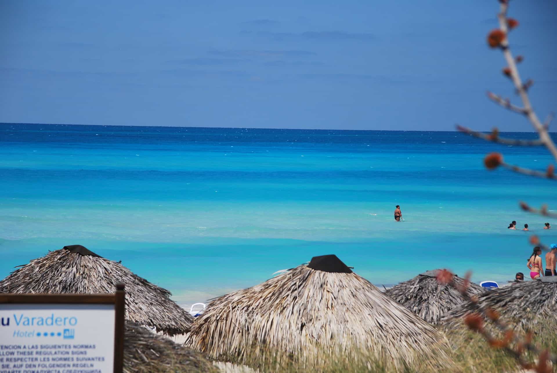 El precioso y fluorescente azúl del mar en Varadero