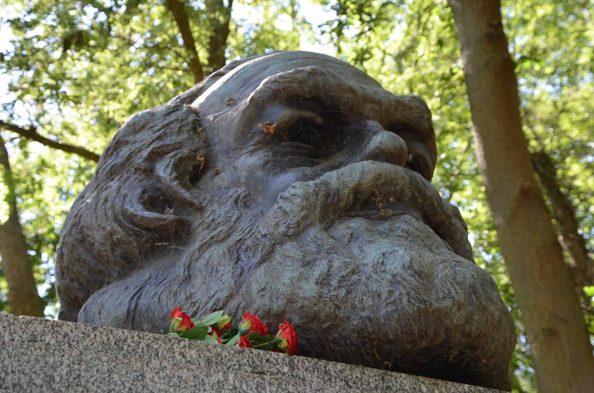 The tomb of Karl Marx, and the restaurant - Miranda Loves Travelling